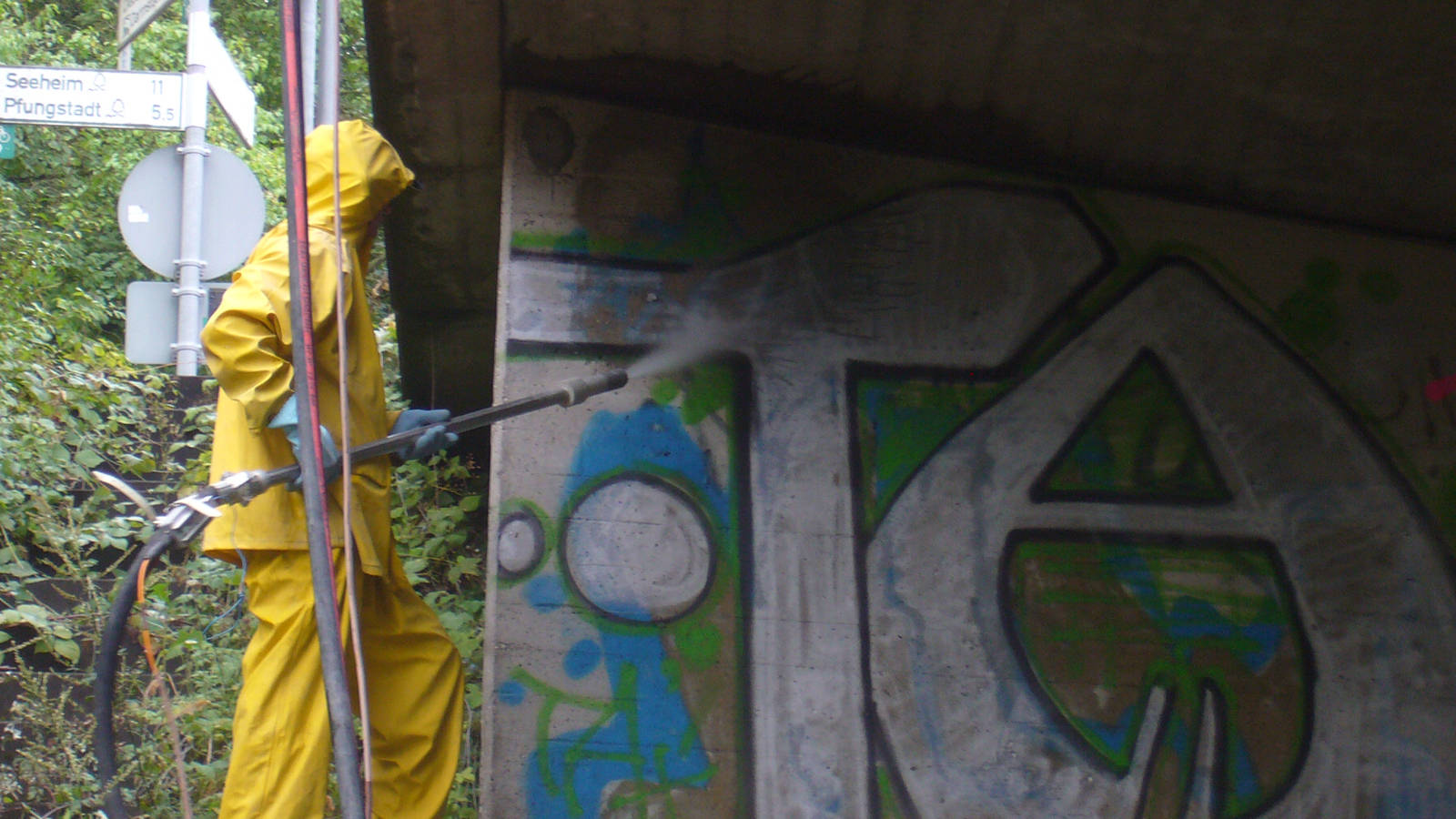 Autobahnbrücke A5 Graffiti Beton /DE - torbo Engineering Keizers